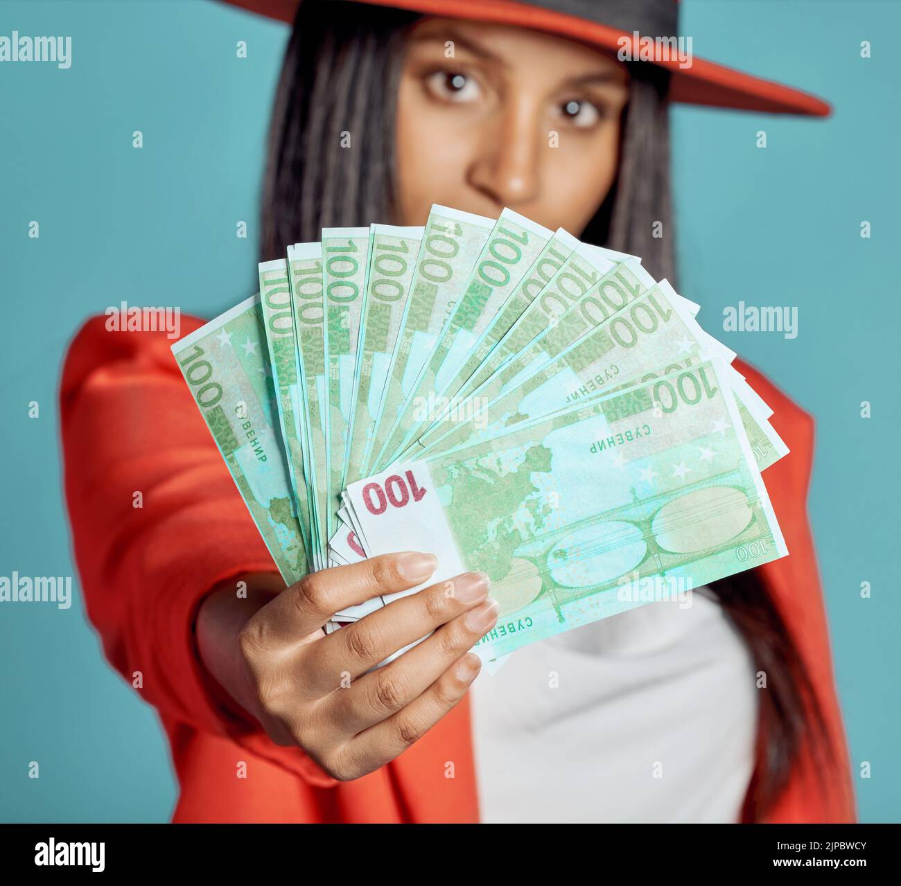 Reiche, wohlhabende und stilvolle Frau, die ihr Geld und ihren Erfolg ...