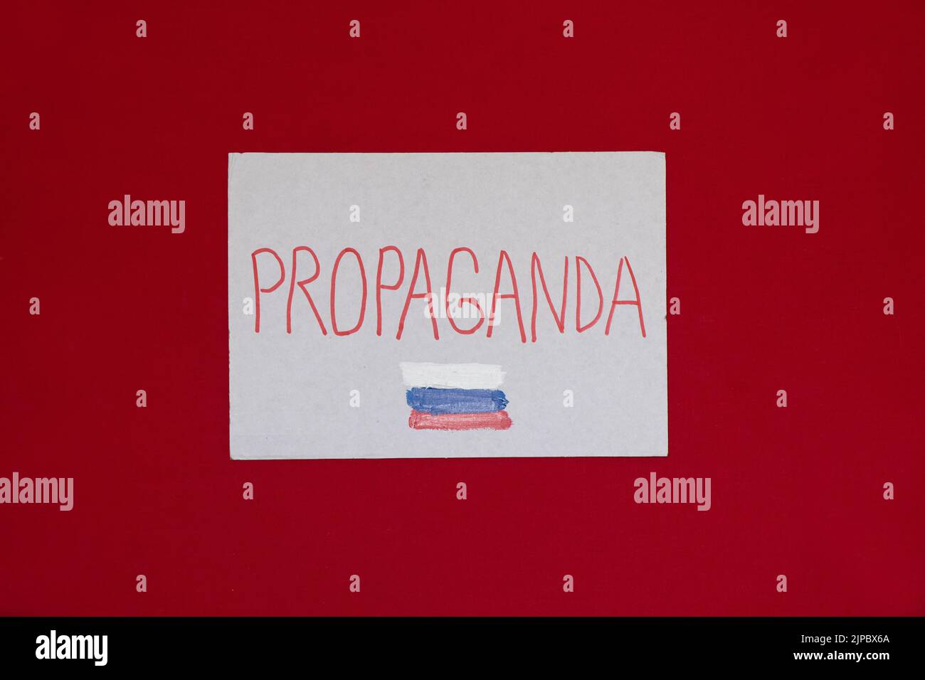 Papierschilder mit Slogans Propaganda und der russischen Flagge auf ...