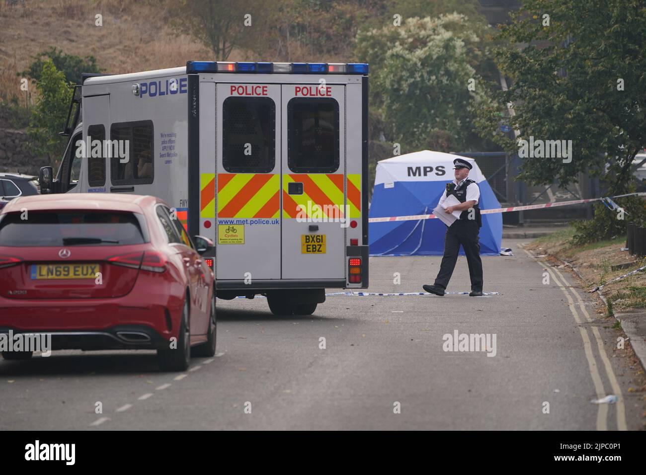 Ein Polizeizelt am Tatort in der Cayton Road, Greenford, im Westen ...