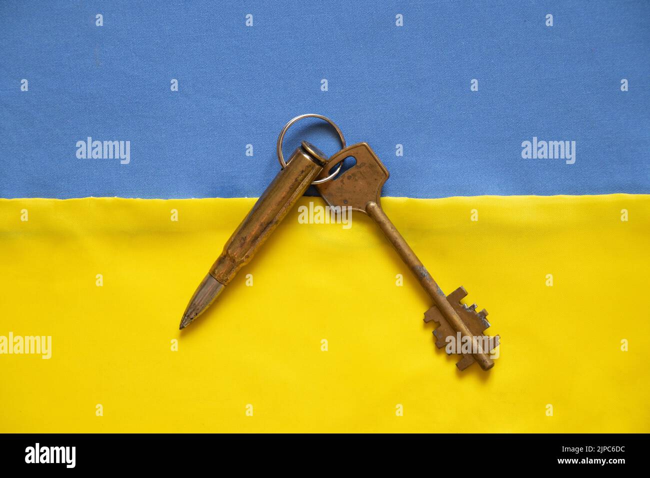 Gelb-blaue Nationalflagge der Ukraine und ein Schlüssel mit einer Kugel ...