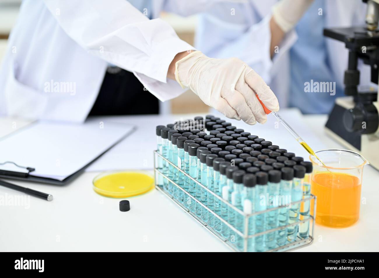 Ein professioneller Chemiker oder Wissenschaftler verwendet ein ...