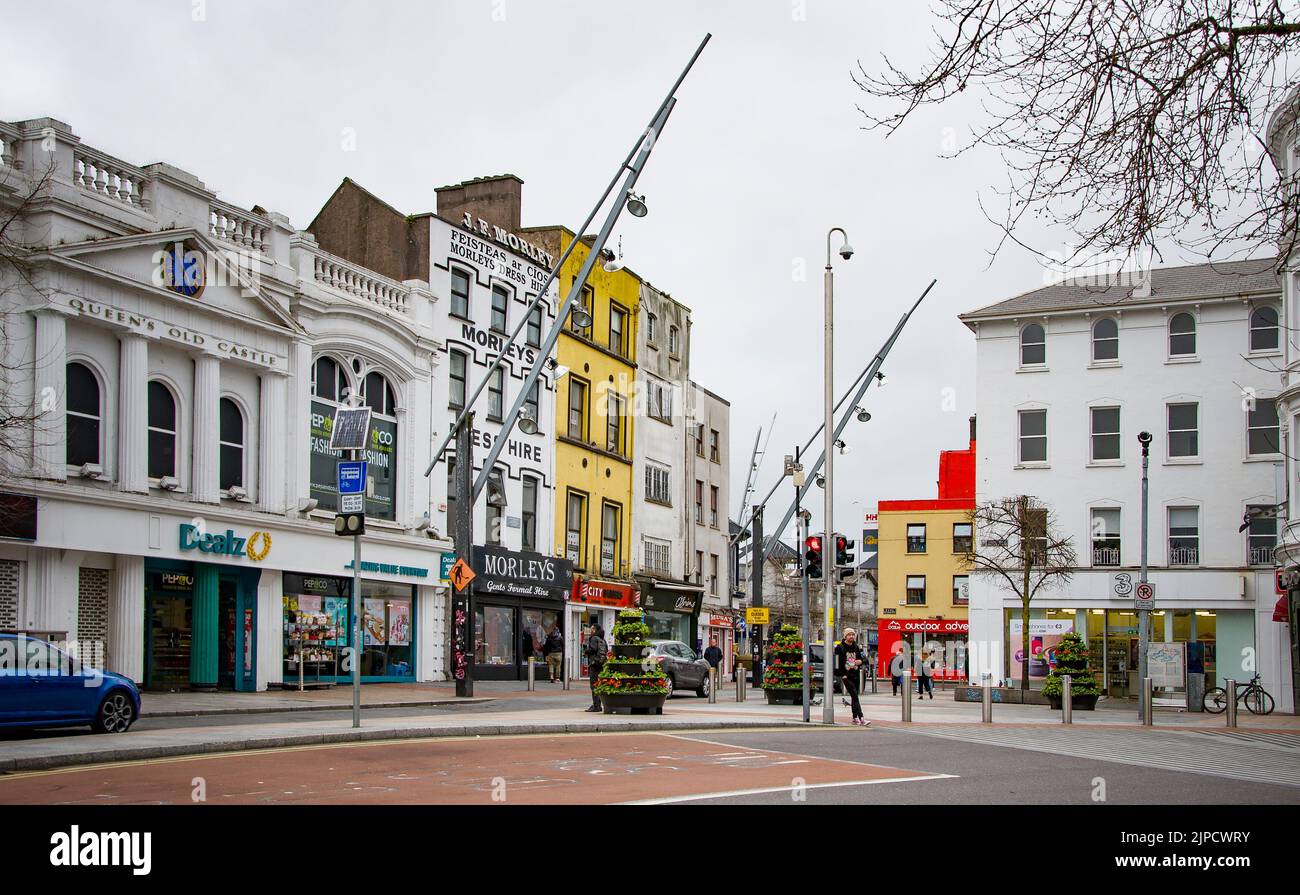 CORK, IRLAND. 04. APRIL 2022. Grand Parade Square. Altstadt. Geschäfte ...