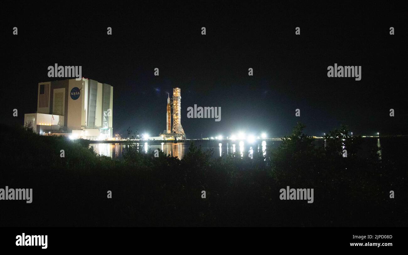 Die NASA-Rakete Space Launch System (SLS) mit der Orion-Sonde an Bord ...