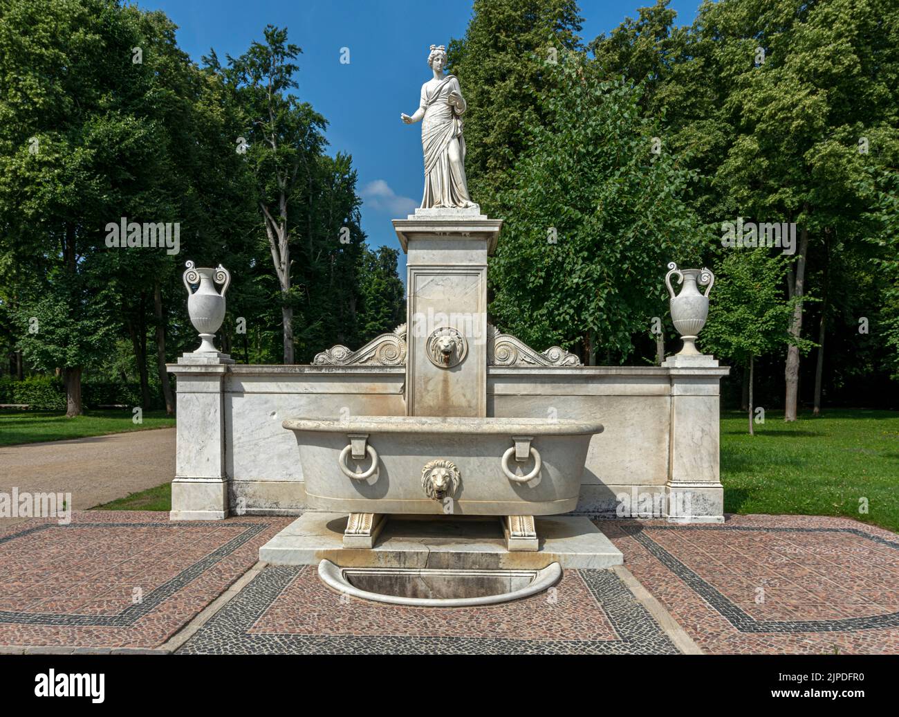 Badewanne brunnen -Fotos und -Bildmaterial in hoher Auflösung – Alamy