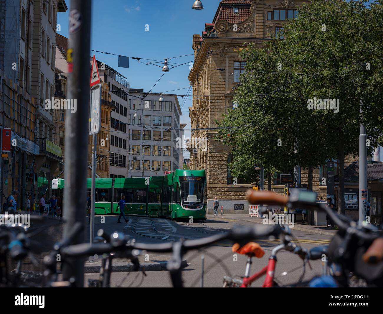 Basel, Schweiz - Juli 4 2022: Öffentliche Verkehrsmittel in der Stadt ...