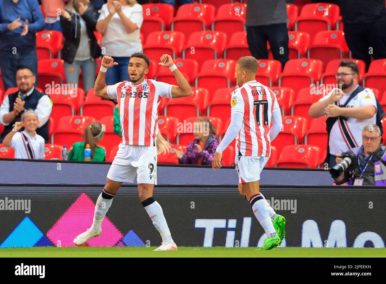 Jacob Brown #9 von Stoke City feiert den Torstand, um es 1-0 zu ...