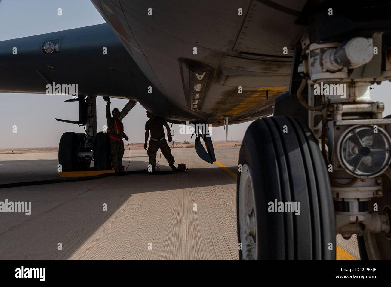 US Air Force Airmen, die dem 378 Expeditionary Aircraft Maintenance ...