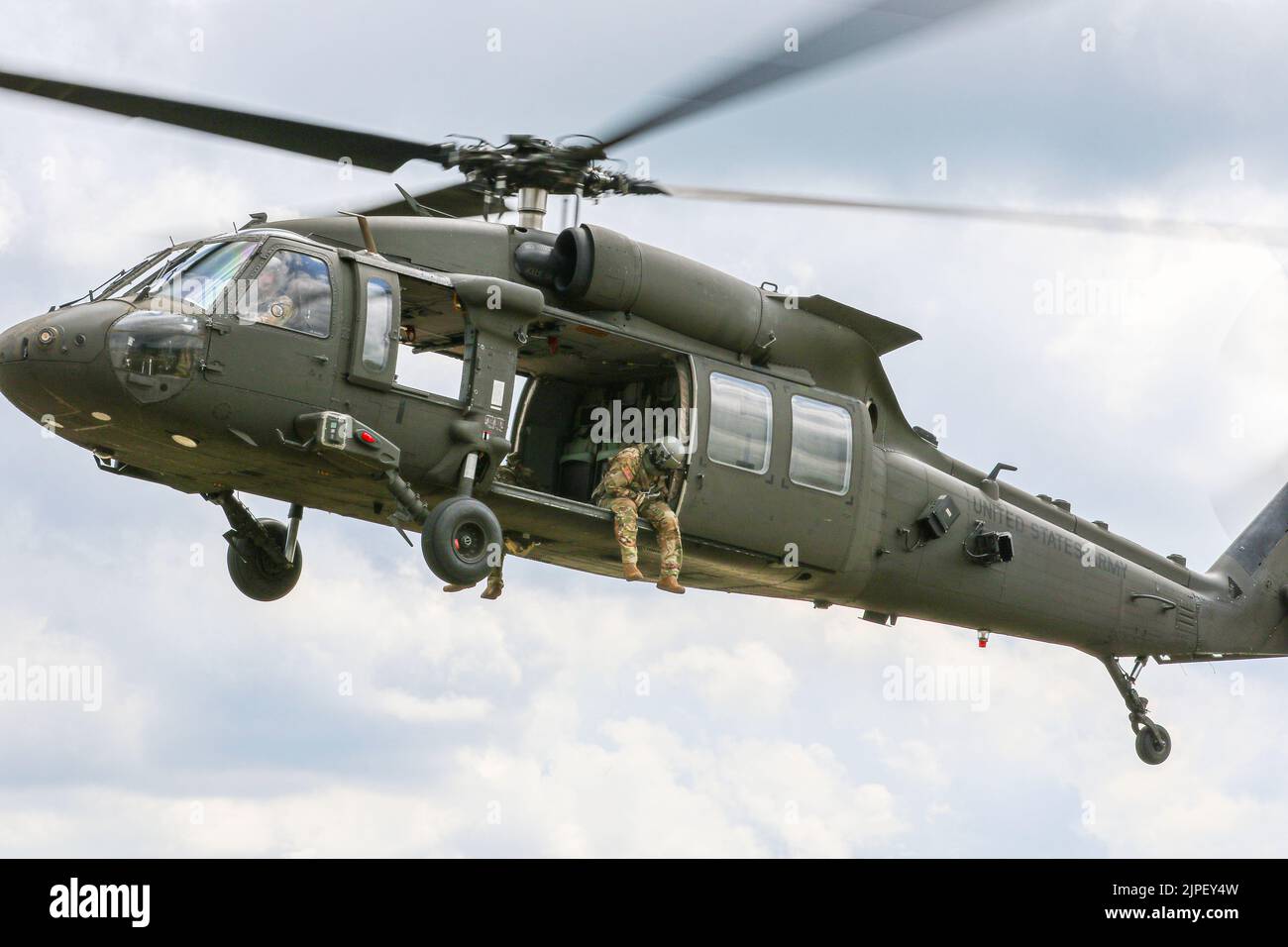 Soldaten der US-Armee, die der Combat Aviation Brigade 10. zugewiesen ...