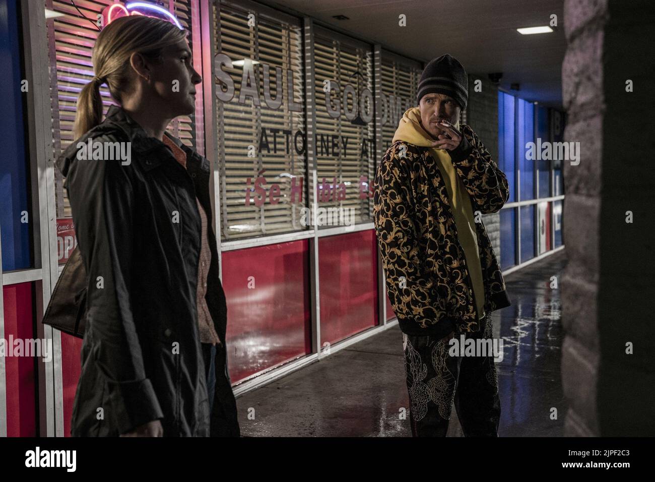 BESSER SAUL anrufen, von links: Rhea Seehorn, Aaron Paul, 'Waterworks ...