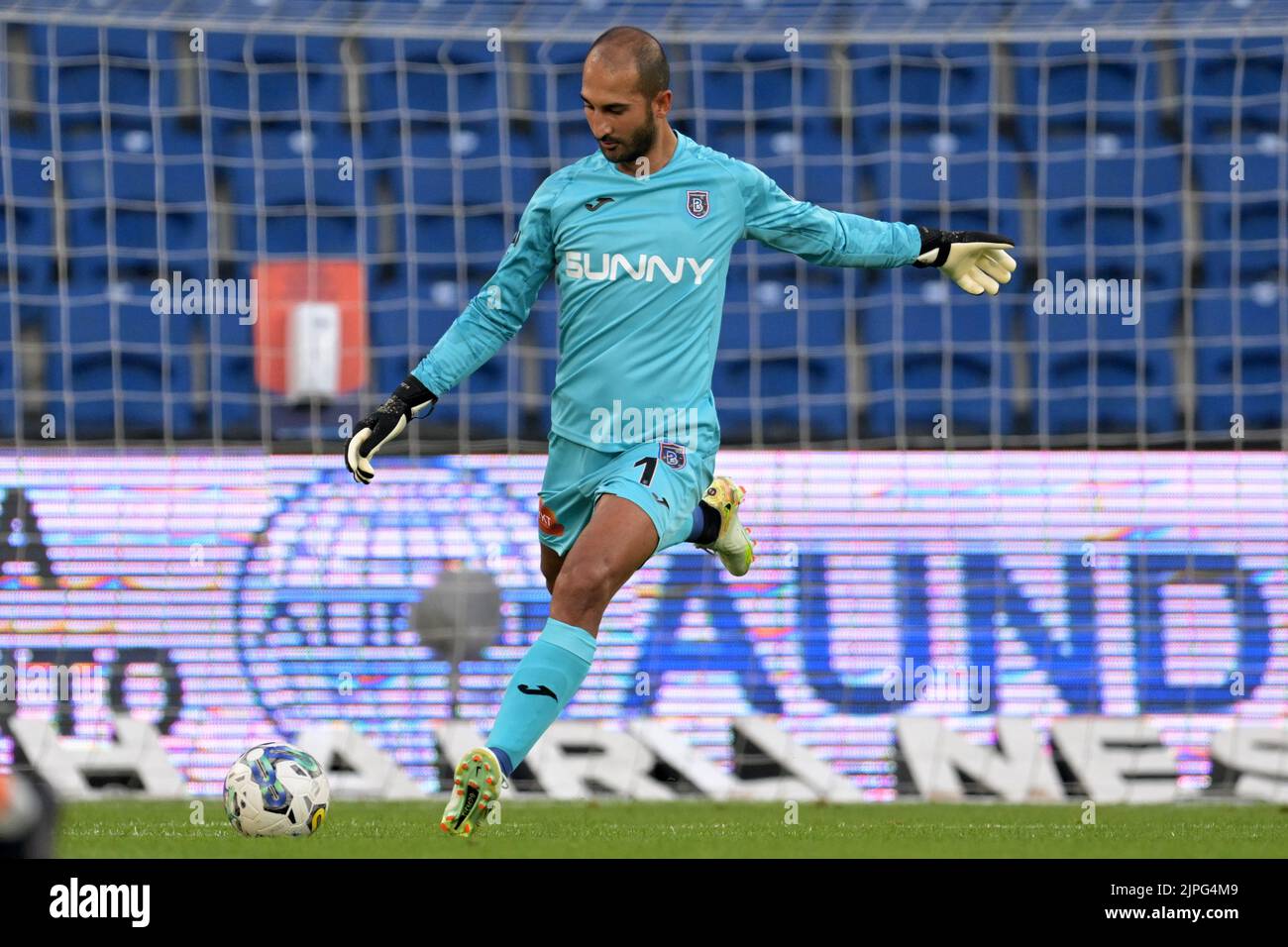 ISTANBUL - Istanbul Basaksehir Torwart Volkan Babacan beim türkischen ...
