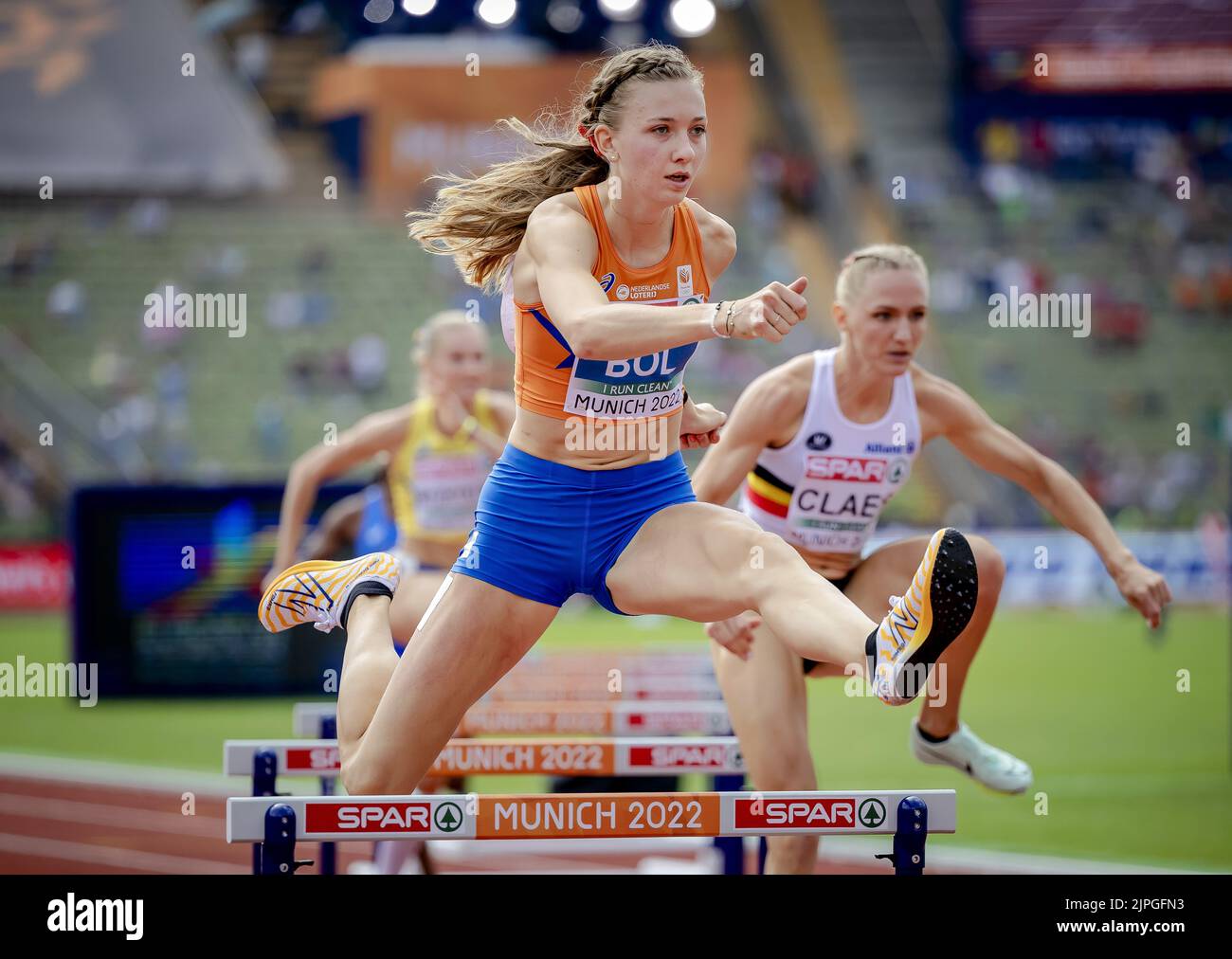 MÜNCHEN - Femke Bol in Aktion bei den 400 Meter Hürden am achten Tag ...