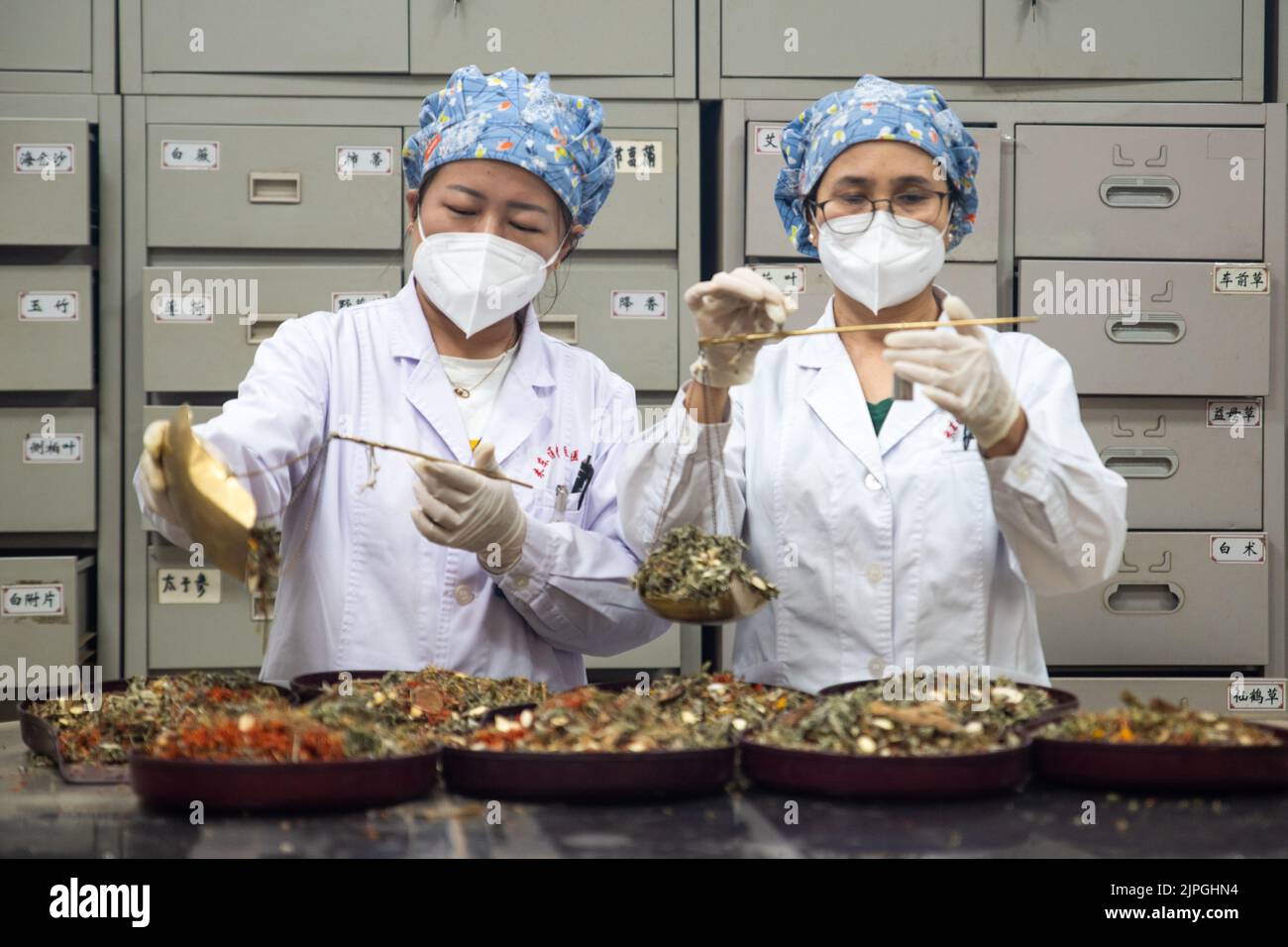 Traditional chinese pharmacist -Fotos und -Bildmaterial in hoher ...
