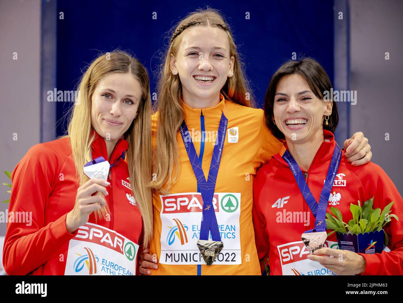MÜNCHEN - Femke Bol mit ihrer Goldmedaille bei der Zeremonie der 400 ...