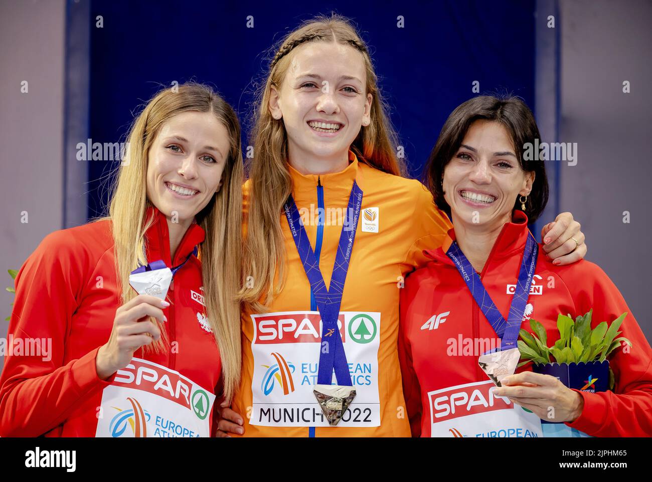 MÜNCHEN - Femke Bol mit ihrer Goldmedaille bei der Zeremonie der 400 ...