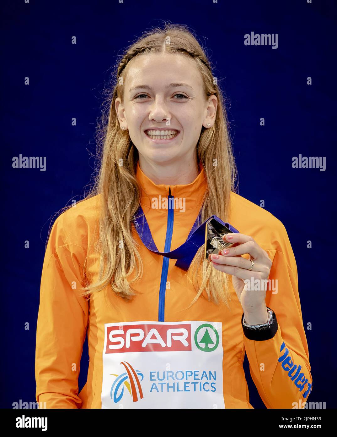 MÜNCHEN - Femke Bol mit ihrer Goldmedaille bei der Zeremonie der 400 ...