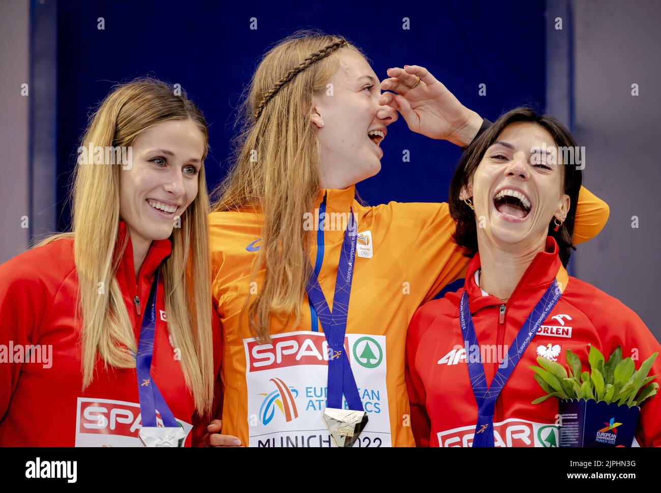 MÜNCHEN - Femke Bol mit ihrer Goldmedaille bei der Zeremonie der 400 ...