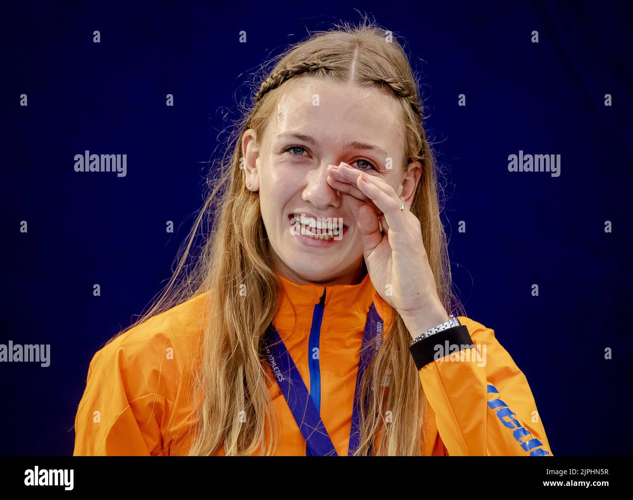 MÜNCHEN - Femke Bol mit ihrer Goldmedaille bei der Zeremonie der 400 ...