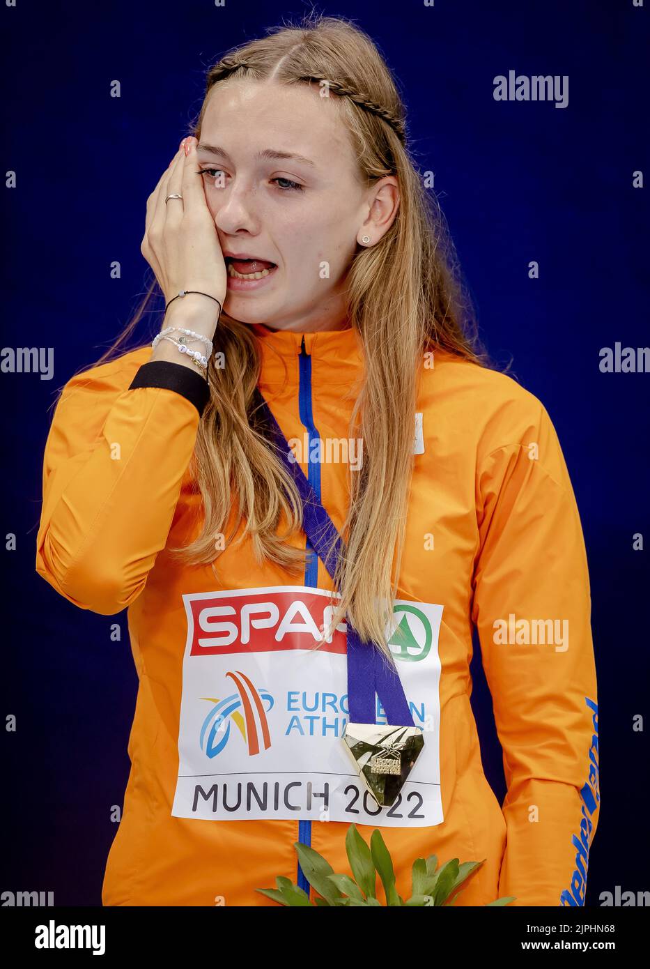 MÜNCHEN - Femke Bol mit ihrer Goldmedaille bei der Zeremonie der 400 ...