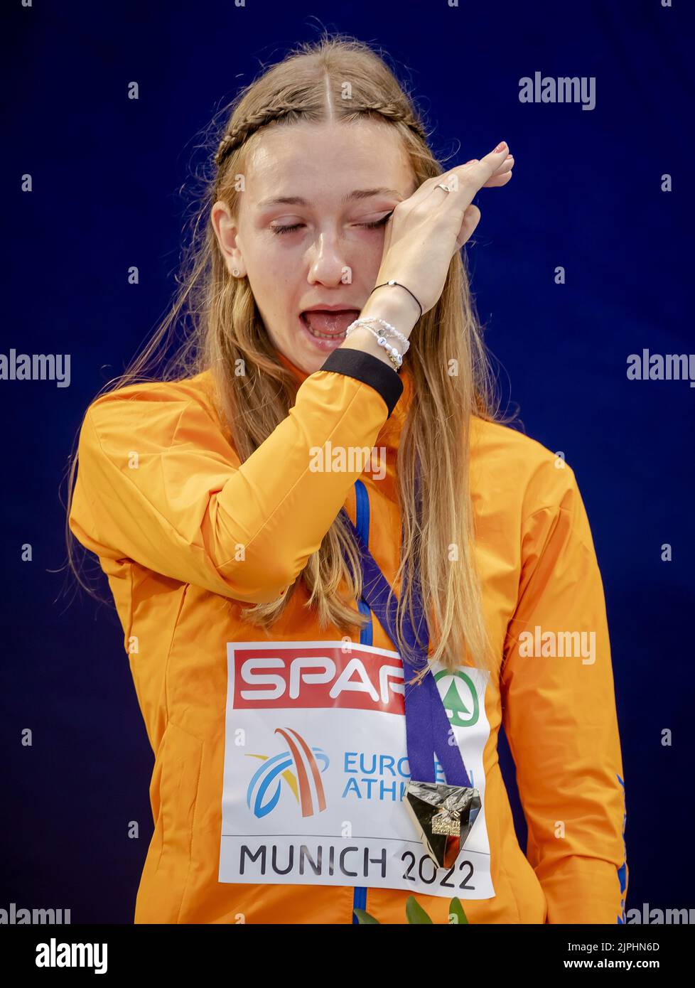 MÜNCHEN - Femke Bol mit ihrer Goldmedaille bei der Zeremonie der 400 ...