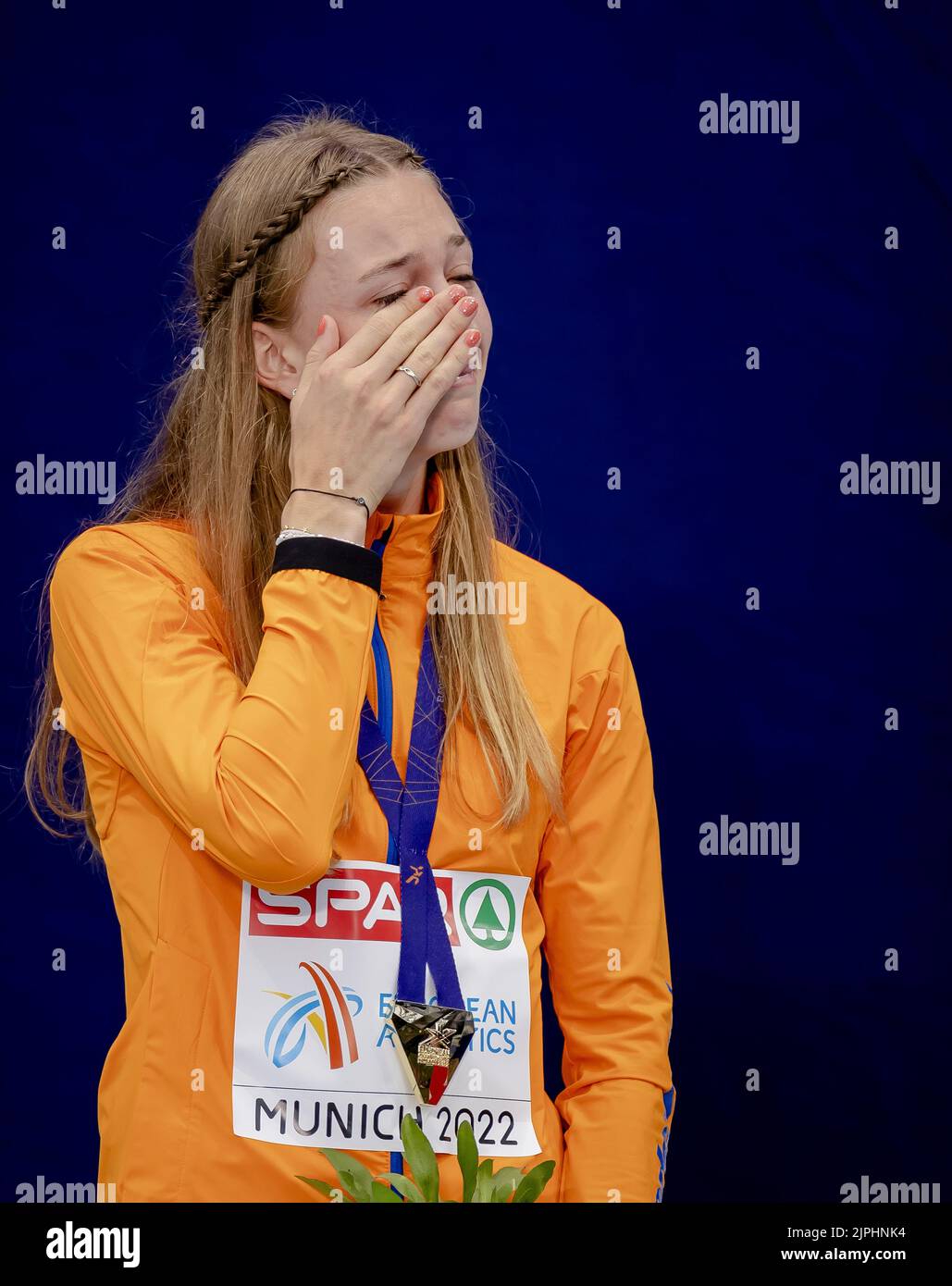 MÜNCHEN - Femke Bol mit ihrer Goldmedaille bei der Zeremonie der 400 ...
