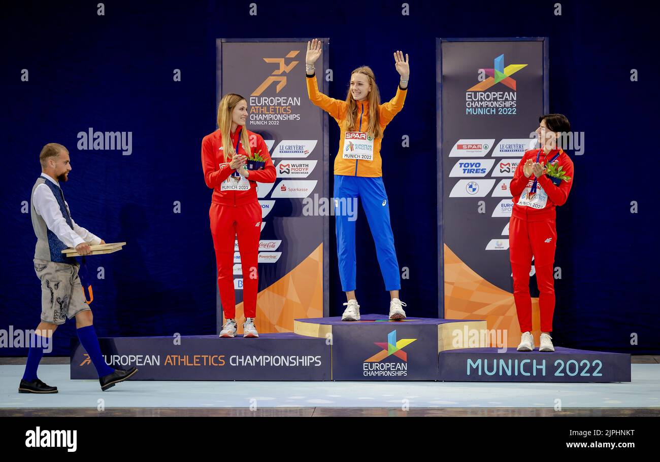 MÜNCHEN - Femke Bol mit ihrer Goldmedaille bei der Zeremonie der 400 ...