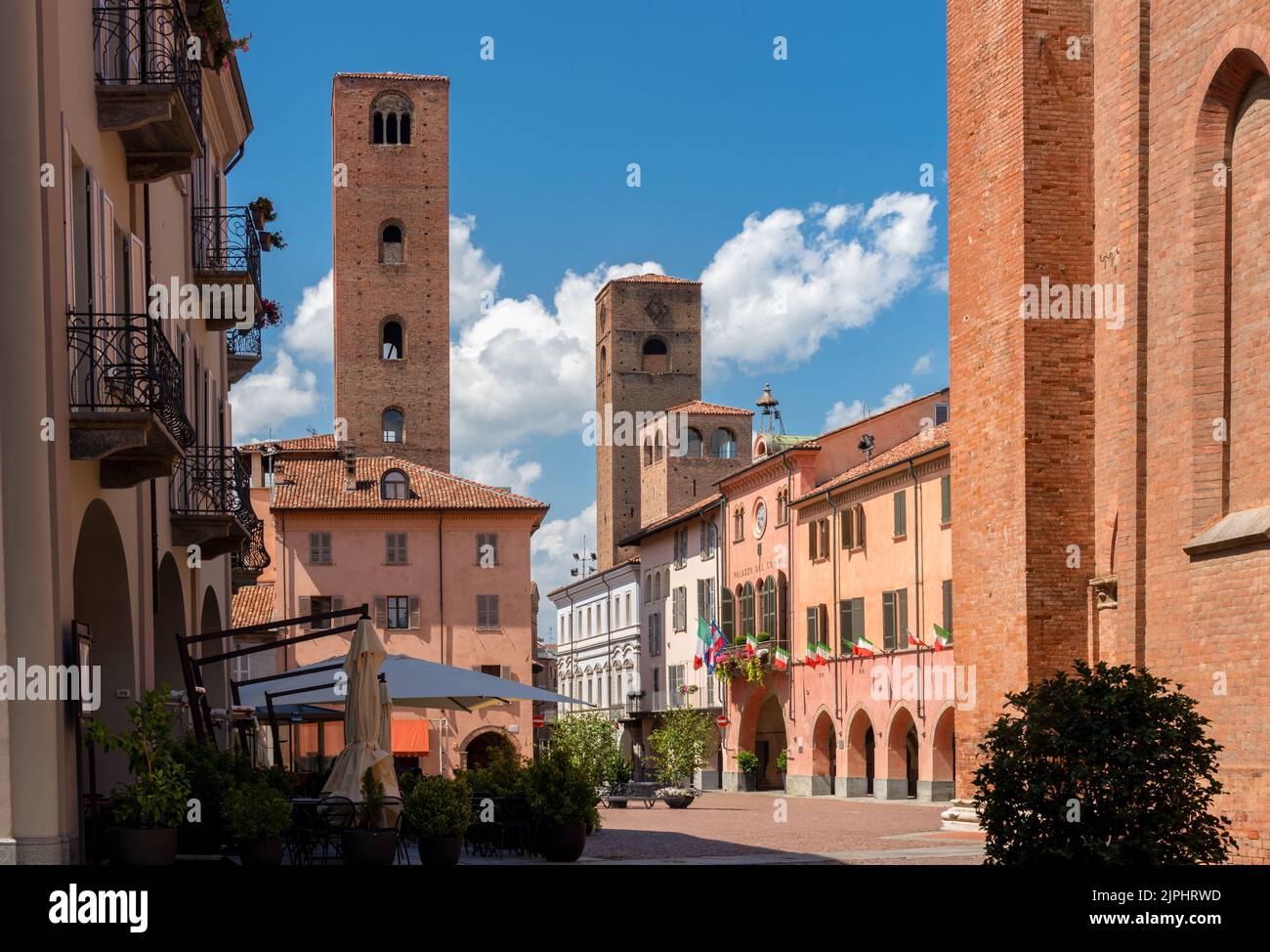 Blick auf den Duomo-Platz mit dem Rathaus zwischen alten Häusern und ...