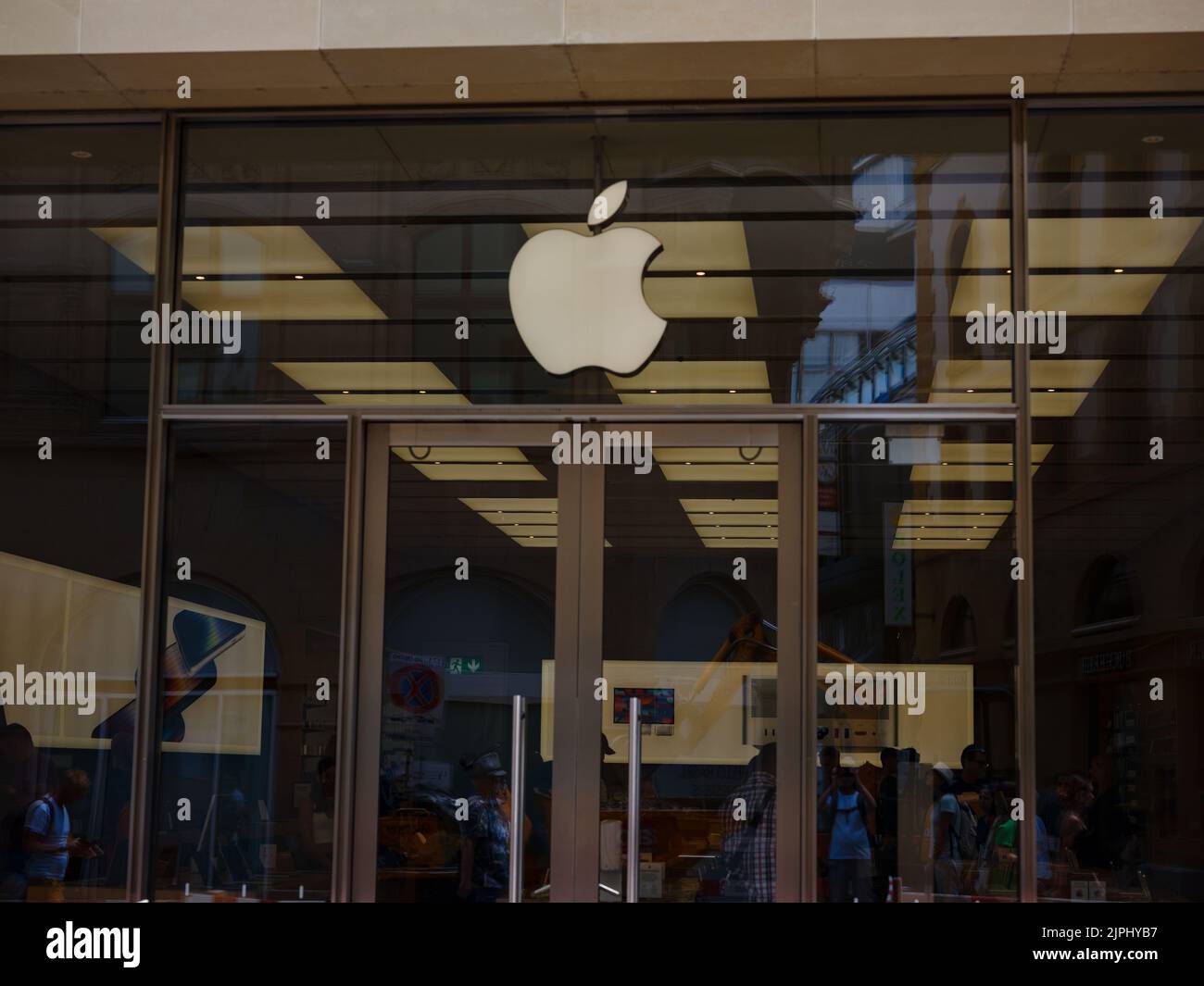 Basel, Schweiz - Juli 4 2022: Apple Store Logo am Eingang zum Apple ...