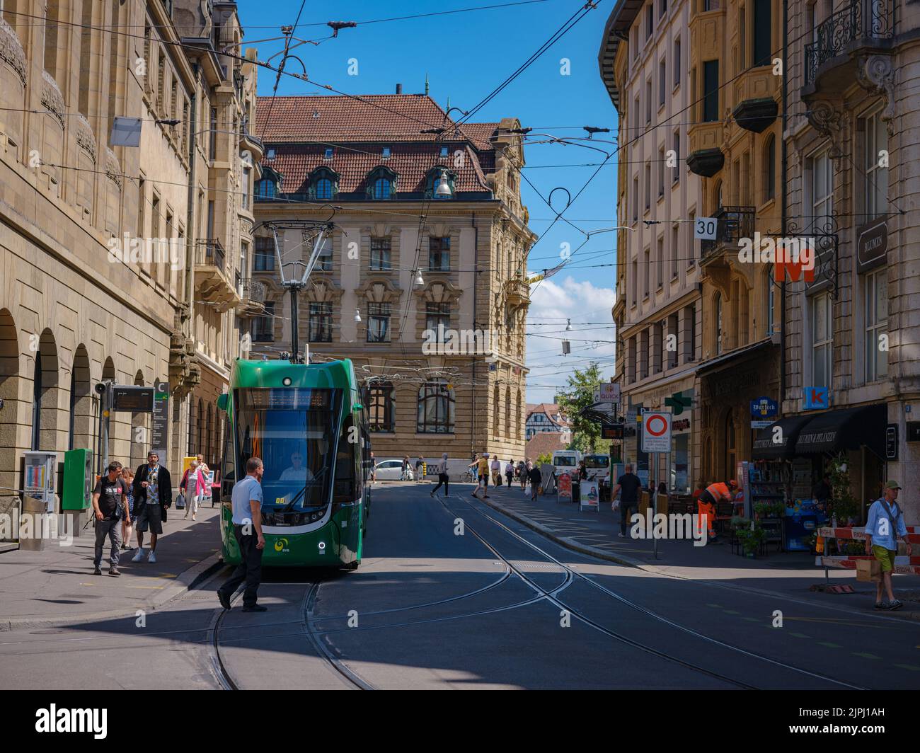 Basel, Schweiz - Juli 8 2022: Öffentliche Verkehrsmittel in der Stadt ...