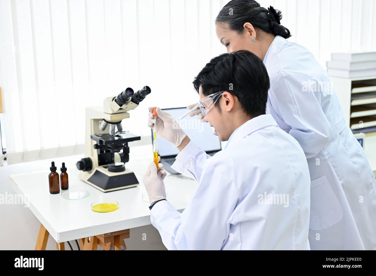 Ein talentierter junger asiatischer Wissenschaftler, der mit seinem ...