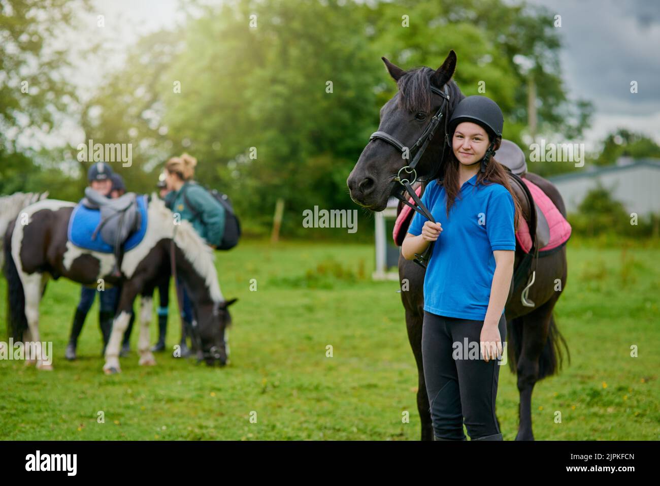 Teenager mit pferden -Fotos und -Bildmaterial in hoher Auflösung – Alamy