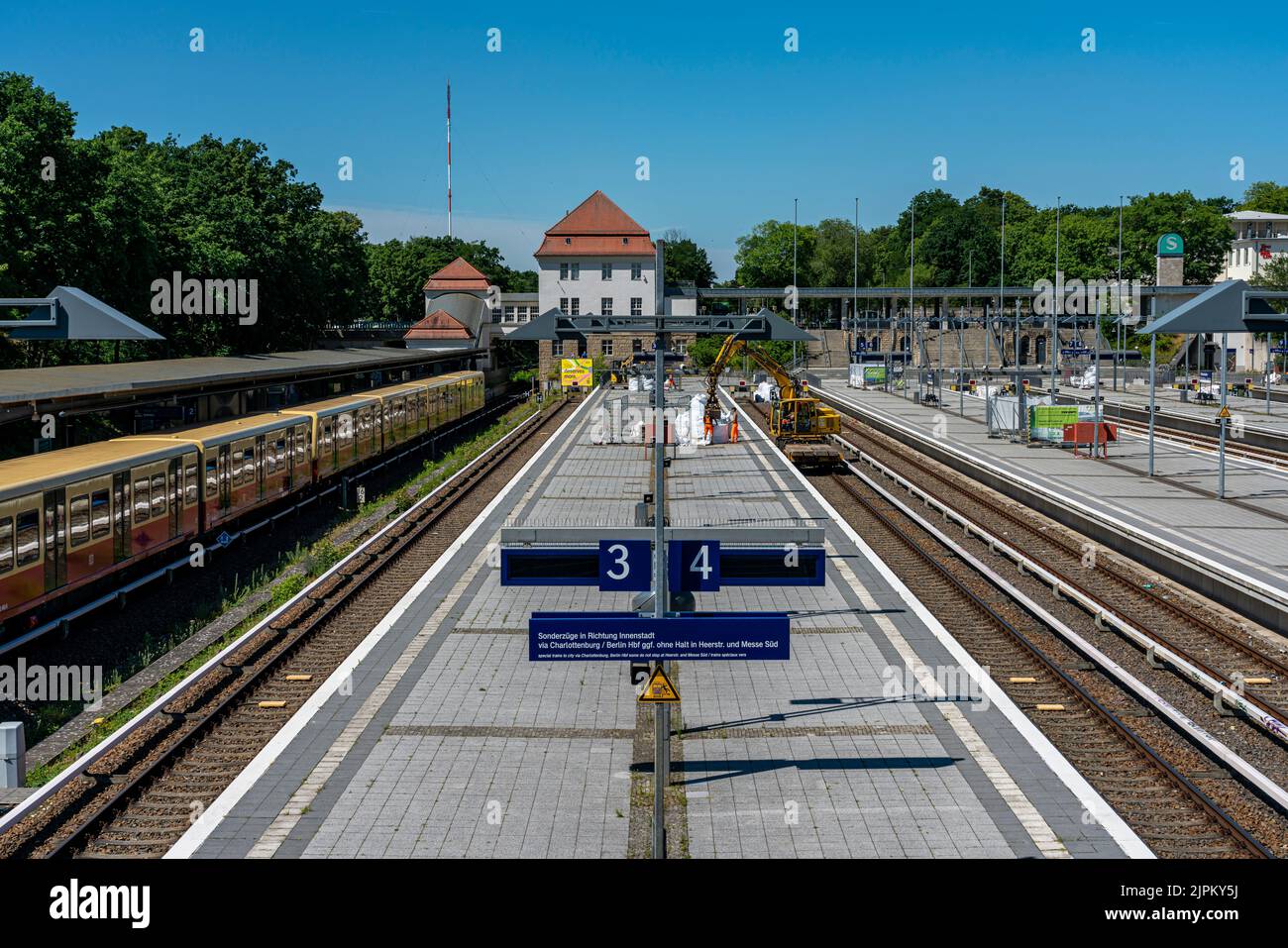 Bahnsteige und Gleise am S-Bahnhof Olympiastadion, Berlin ...