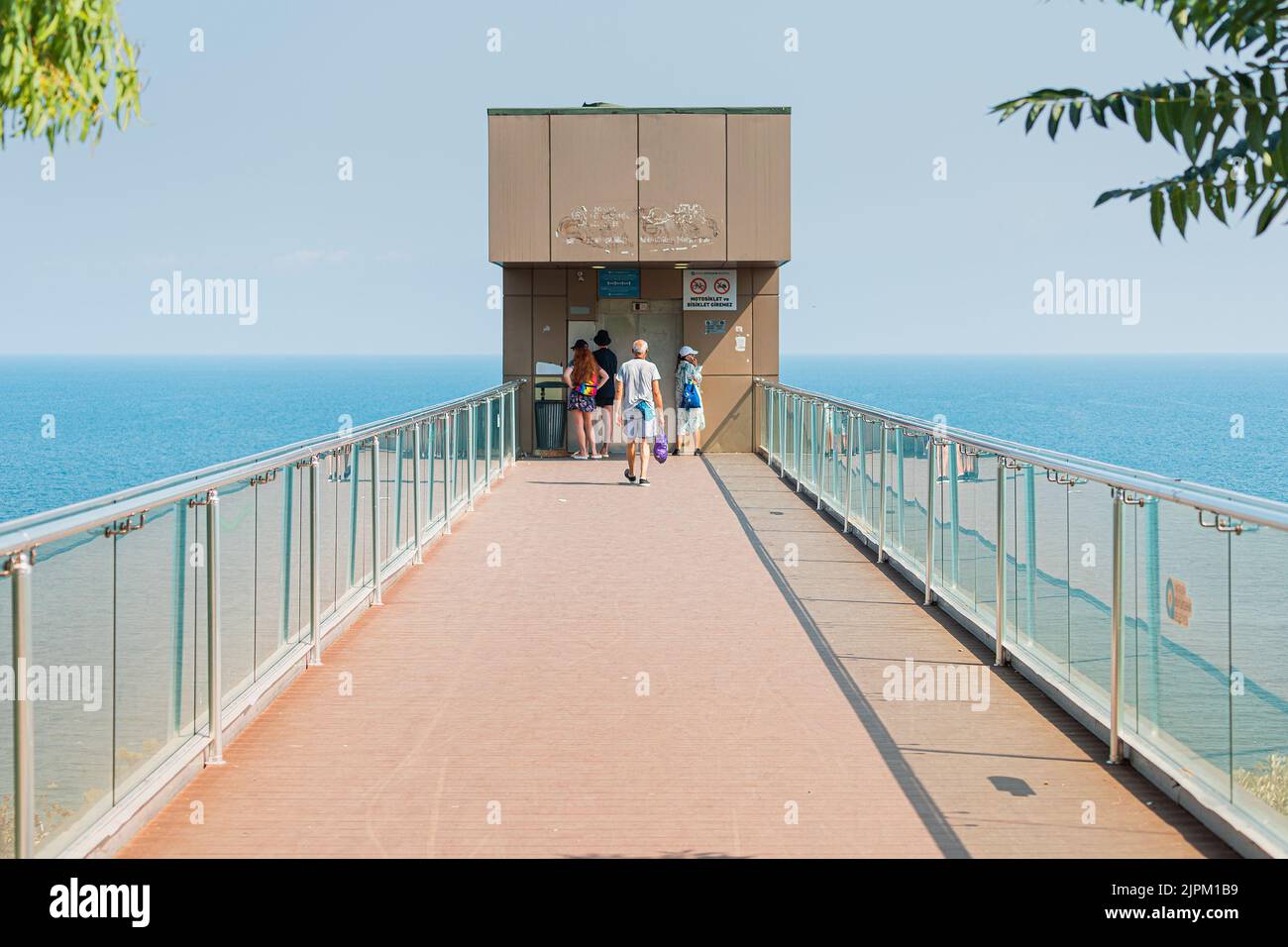 10. Juli 2022, Antalya, Türkei: Die Menschen auf der Aussichtsplattform bewundern den Blick auf ...