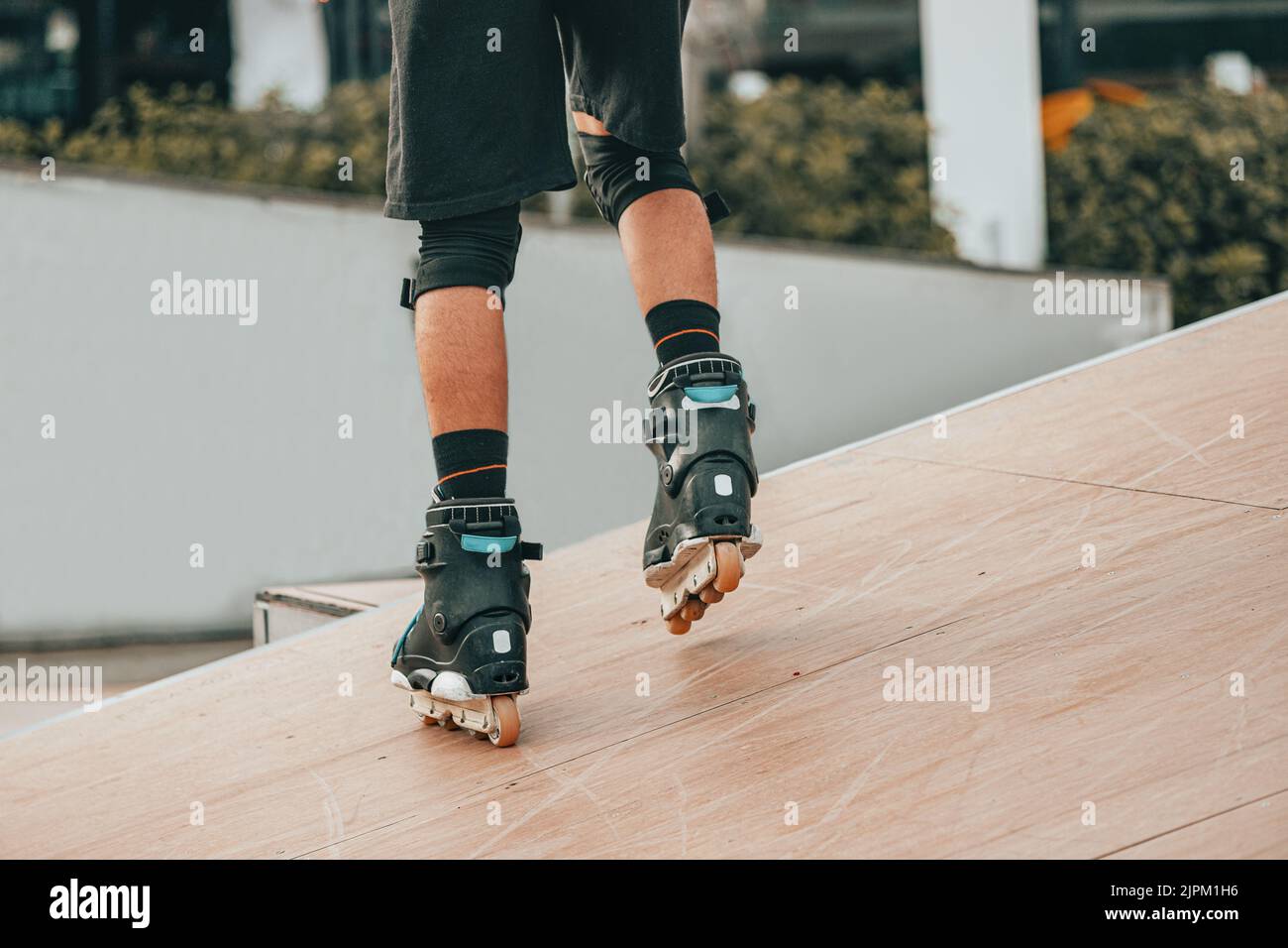 Young roller blade outdoor -Fotos und -Bildmaterial in hoher Auflösung ...