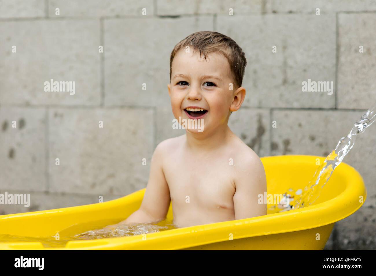 Kinder spielen in badewanne -Fotos und -Bildmaterial in hoher Auflösung ...