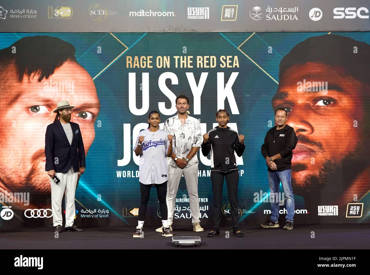 Ramla Ali (links) und Crystal Garcia Nova mit boxpromotor Eddie Hearn ...