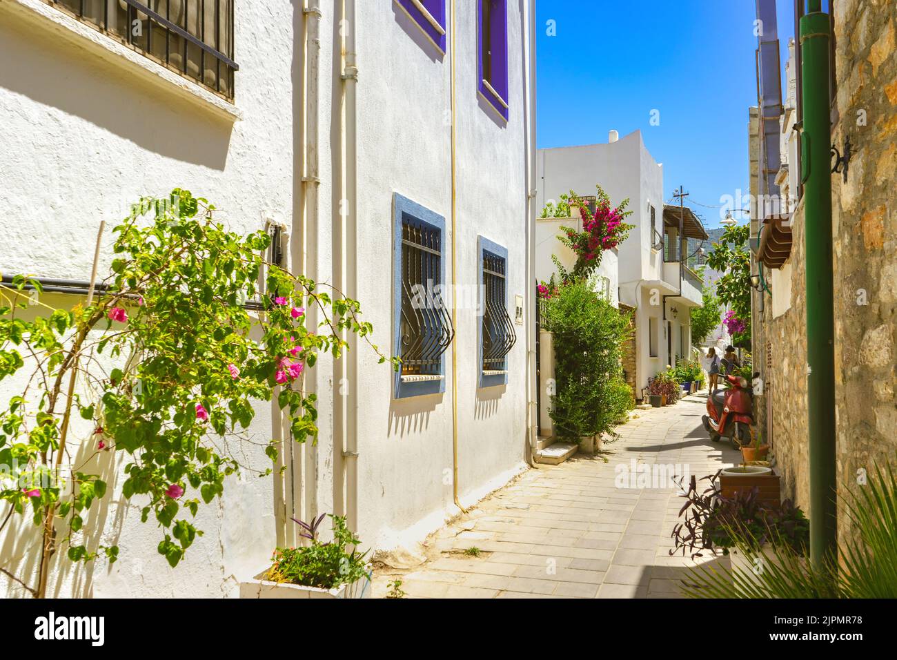 Schmale Straße in der Altstadt von Bodrum, Türkei. Schöne malerische ...