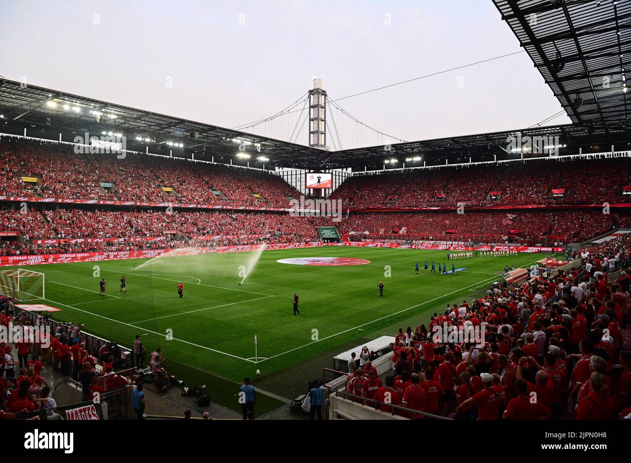 KÖLN, 17. AUGUST 2022: Rhein energie Stadion. Das Fußballspiel der ... KÖLN, 17. AUGUST 2022: Rhein energie Stadion. Das Fußballspiel der ...