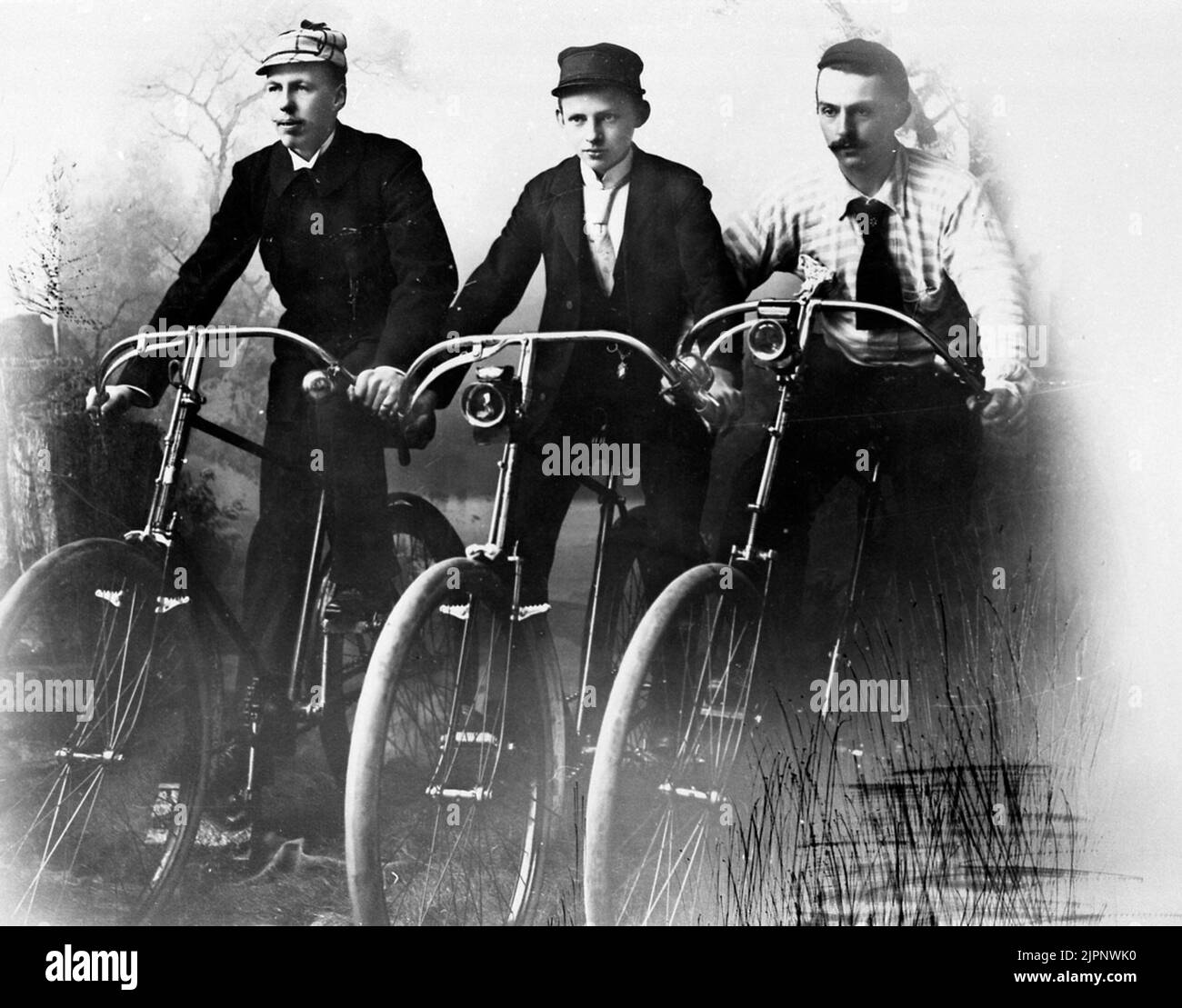 So sahen sie aus, die ersten Fahrräder in Falköping. Der Mann rechts ...