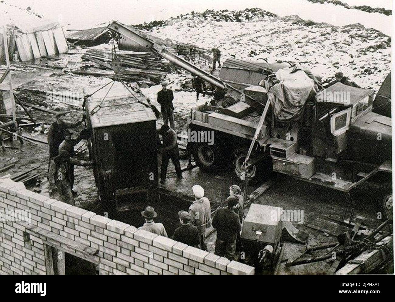 Das Bild zeigt den Abheben des Kessels zum Kesselzentrum im Jahr 1953 ...