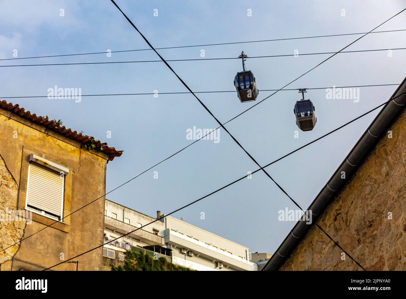 Die Seilbahn Teleferico de Gaia, die zwischen Vila Nova de Gaia und ...
