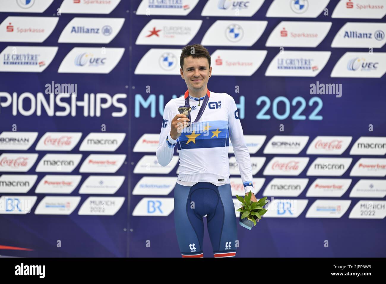 Der Brite Tom Pidcock von Ineos Grenadiers feiert am Freitag, den 19 ...