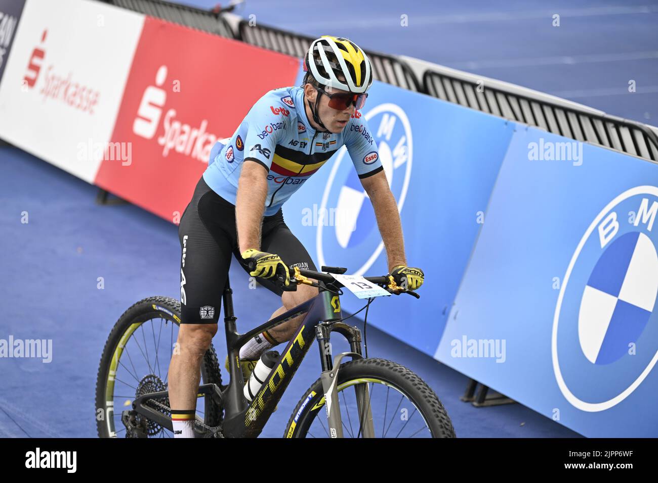 Der Belgier Jens Schuermans im Einsatz beim Crosslauf der Männer beim ...
