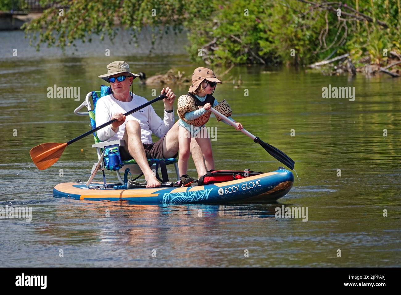 Opa und Enkelin schweben auf einem Paddleboard auf dem Deschutes River ...