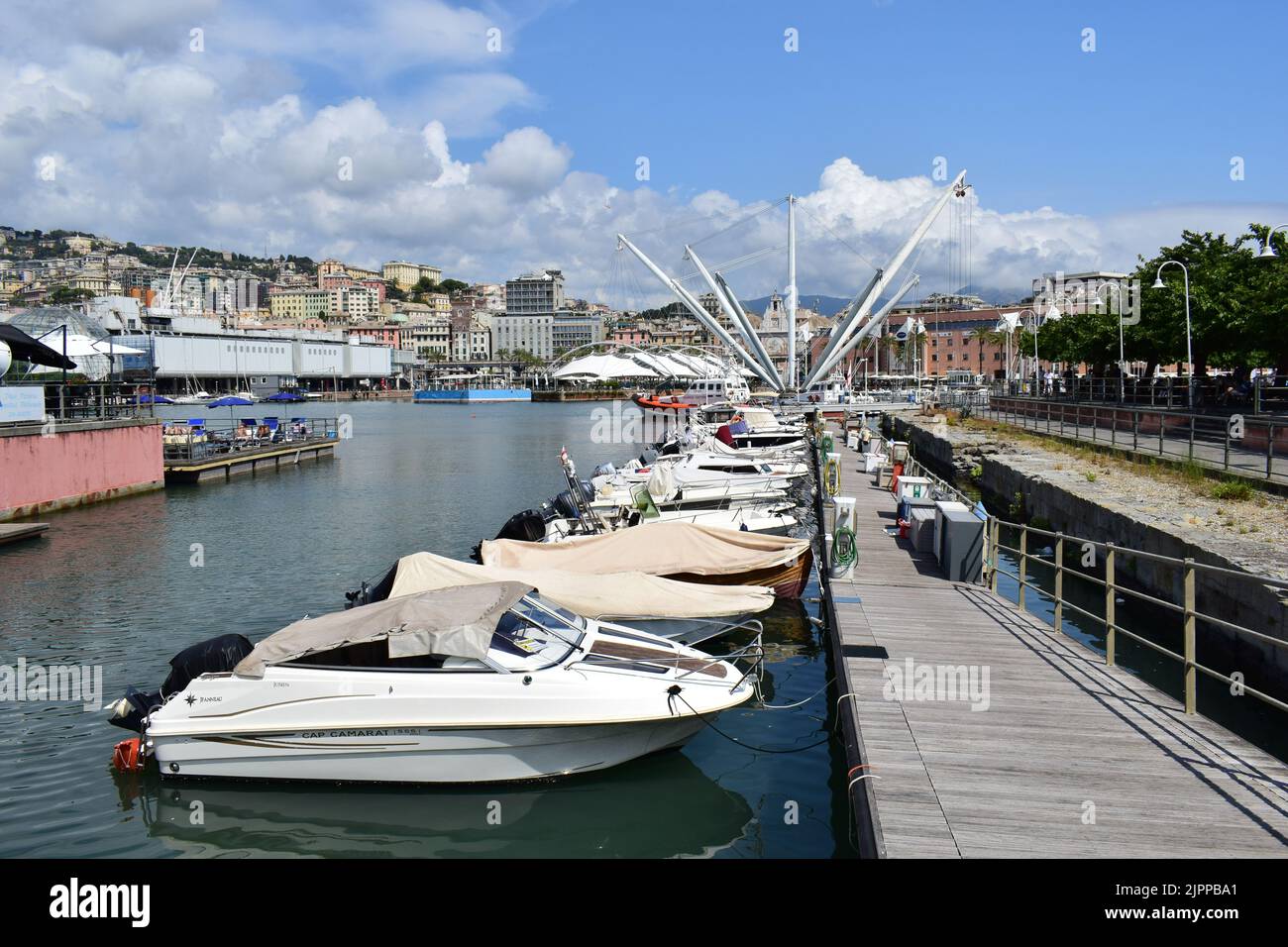 GENUA, ITALIEN - 15. AUGUST 2022: Boote am alten Hafen (Porto Antico ...