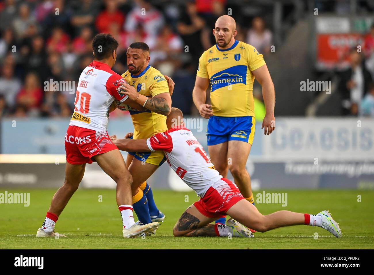 Elliot Minchella #17 von Hull KR wird von James Bell #20 und Jake ...