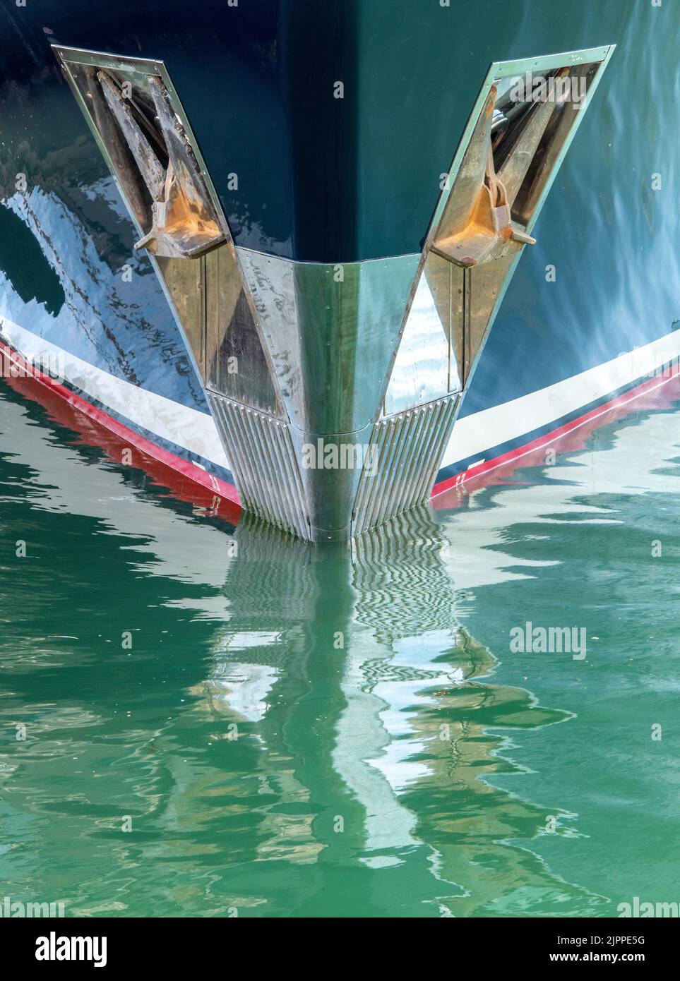Die Bögen und Ankergehäuse auf einer modernen schlanken Superyacht, der ...
