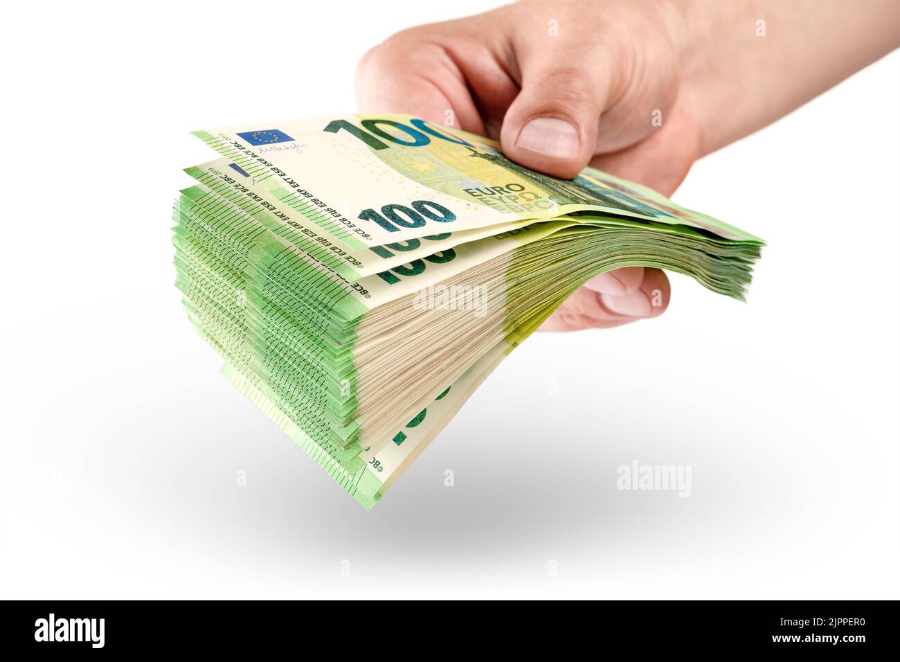Stapel Geld in der Hand isoliert auf weißem Hintergrund. 100 Euro-Banknoten in der Hand eines ...