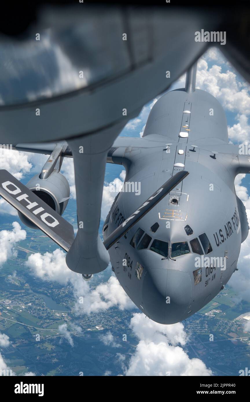 Ein KC-135 Stratotanker vom 121. Air Betanking Wing betankt einen C-17 ...
