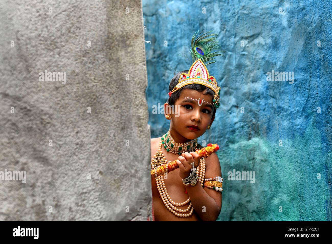 Kalkutta, Indien. 19. August 2022. Ein kleines Kind posiert während des ...