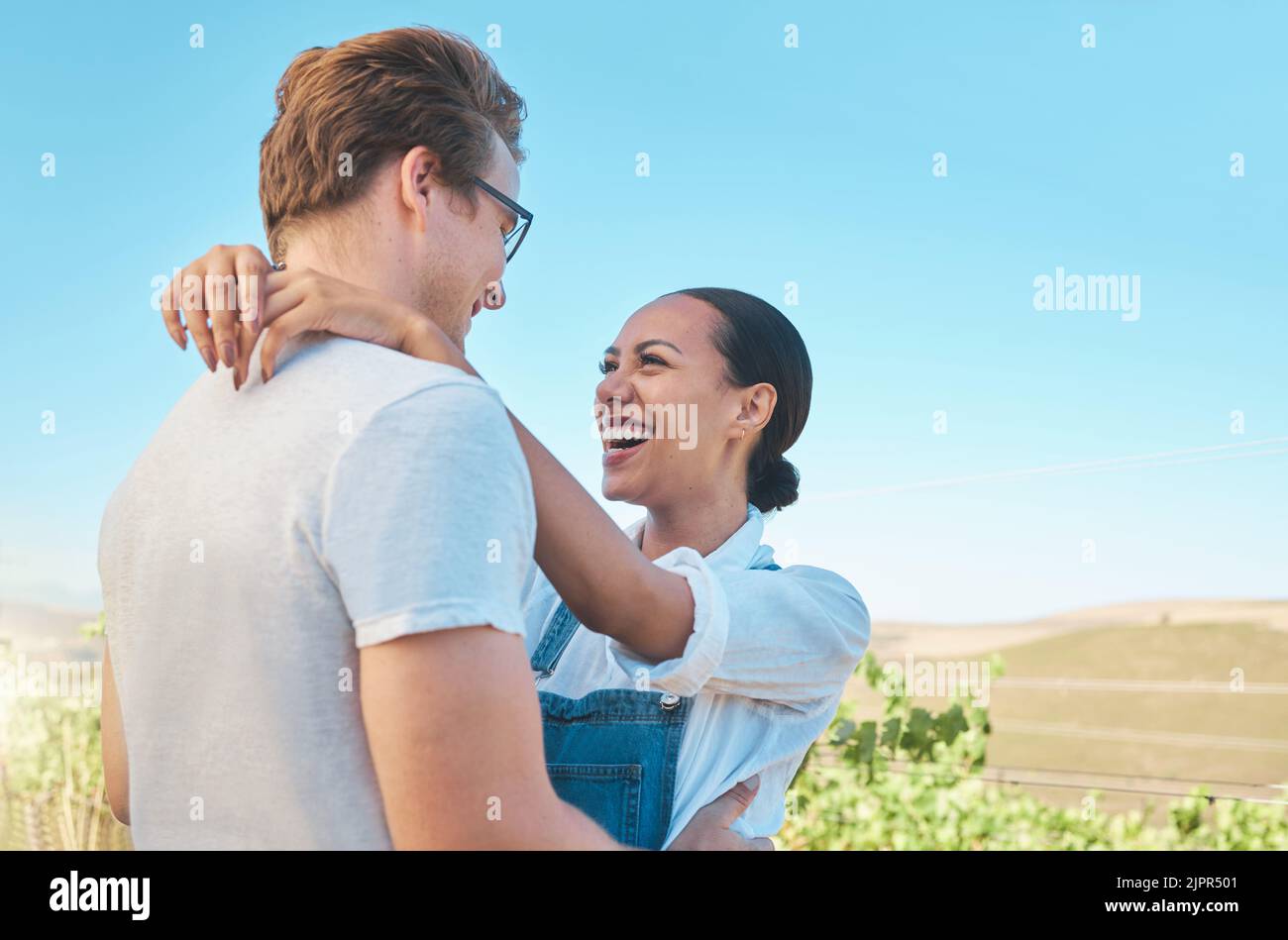 Lachend, verliebt und glücklich interracial Paar in Umarmung, umarmen ...